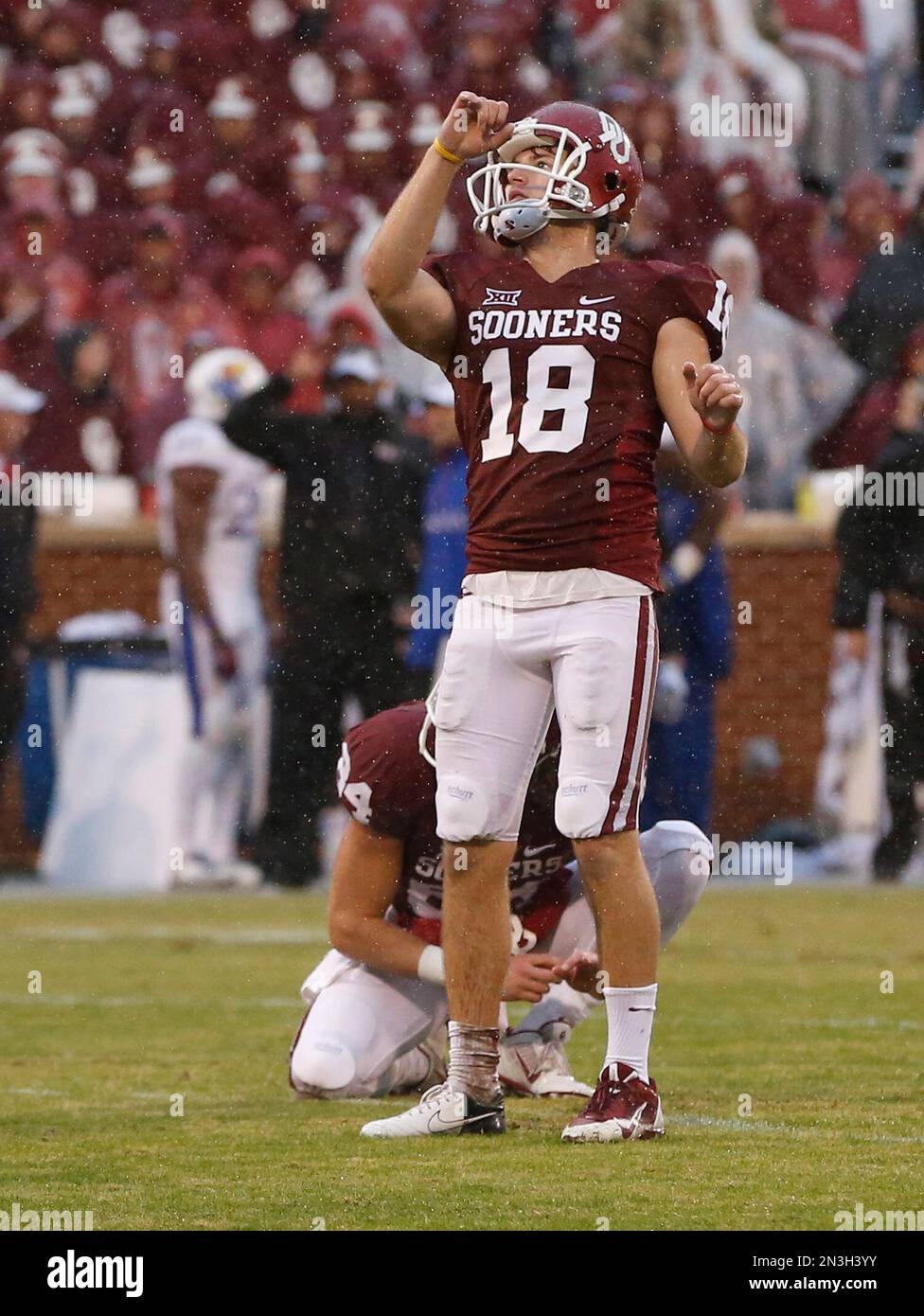 Oklahoma kicker Michael Hunnicutt (18) watches his kick for an extra ...