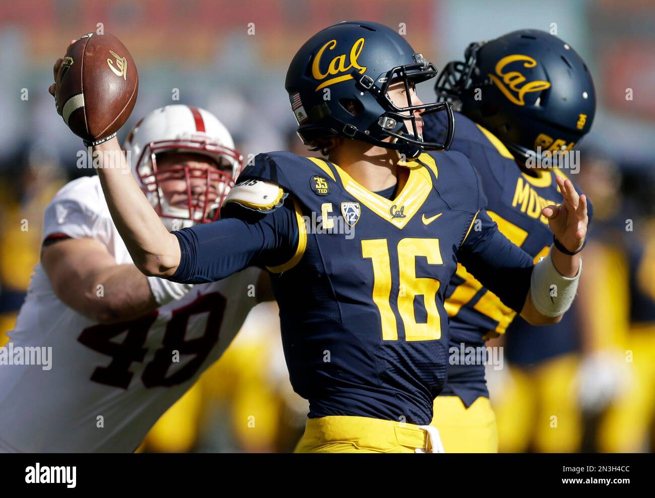 California quarterback Jared Goff (16) passes under pressure from ...