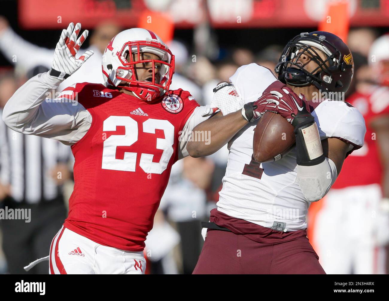Minnesota wide receiver KJ Maye (1) catches a 38-yard pass against ...