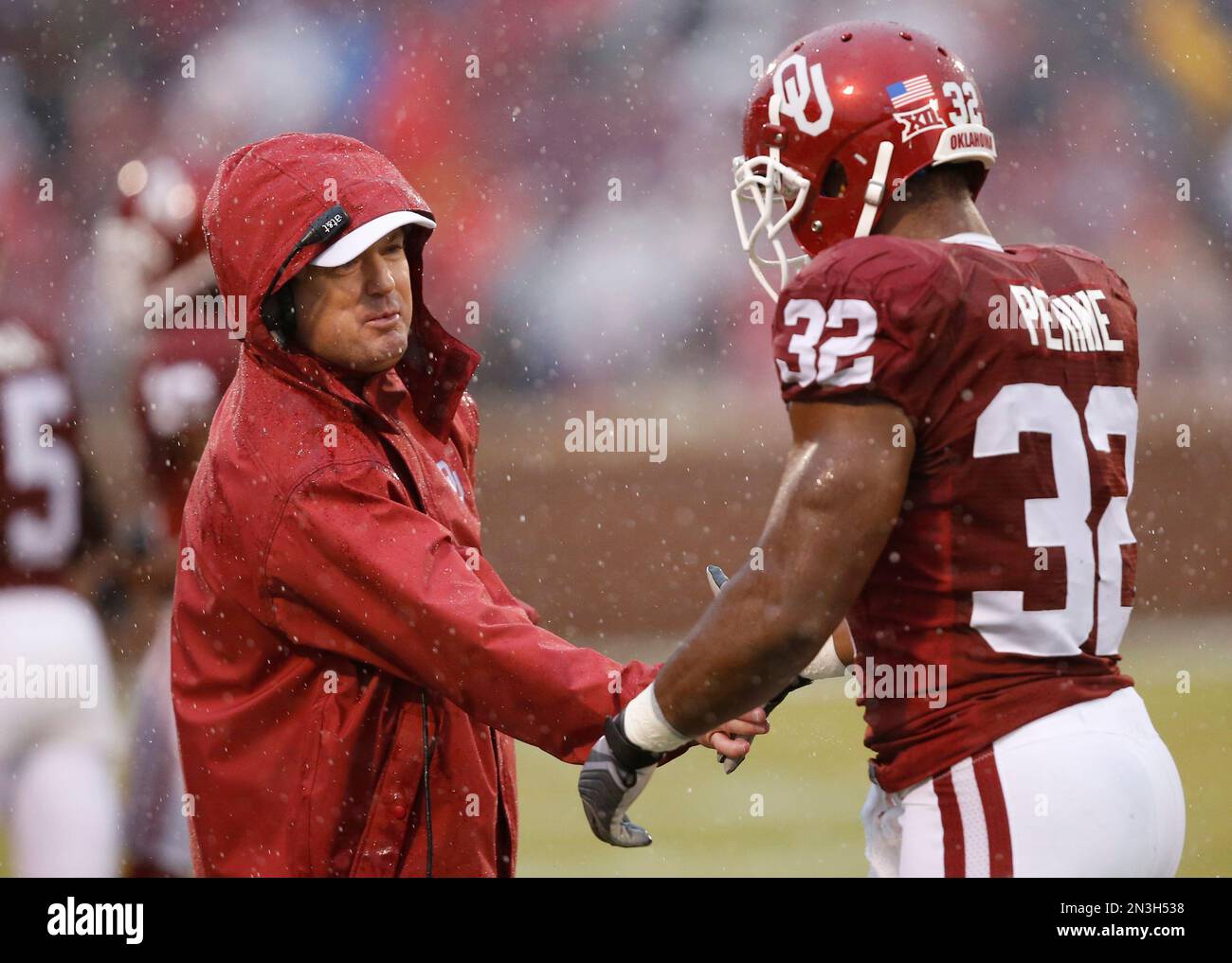 Oklahoma head coach Bob Stoops, left, congratulates Samaje Perine (32 ...