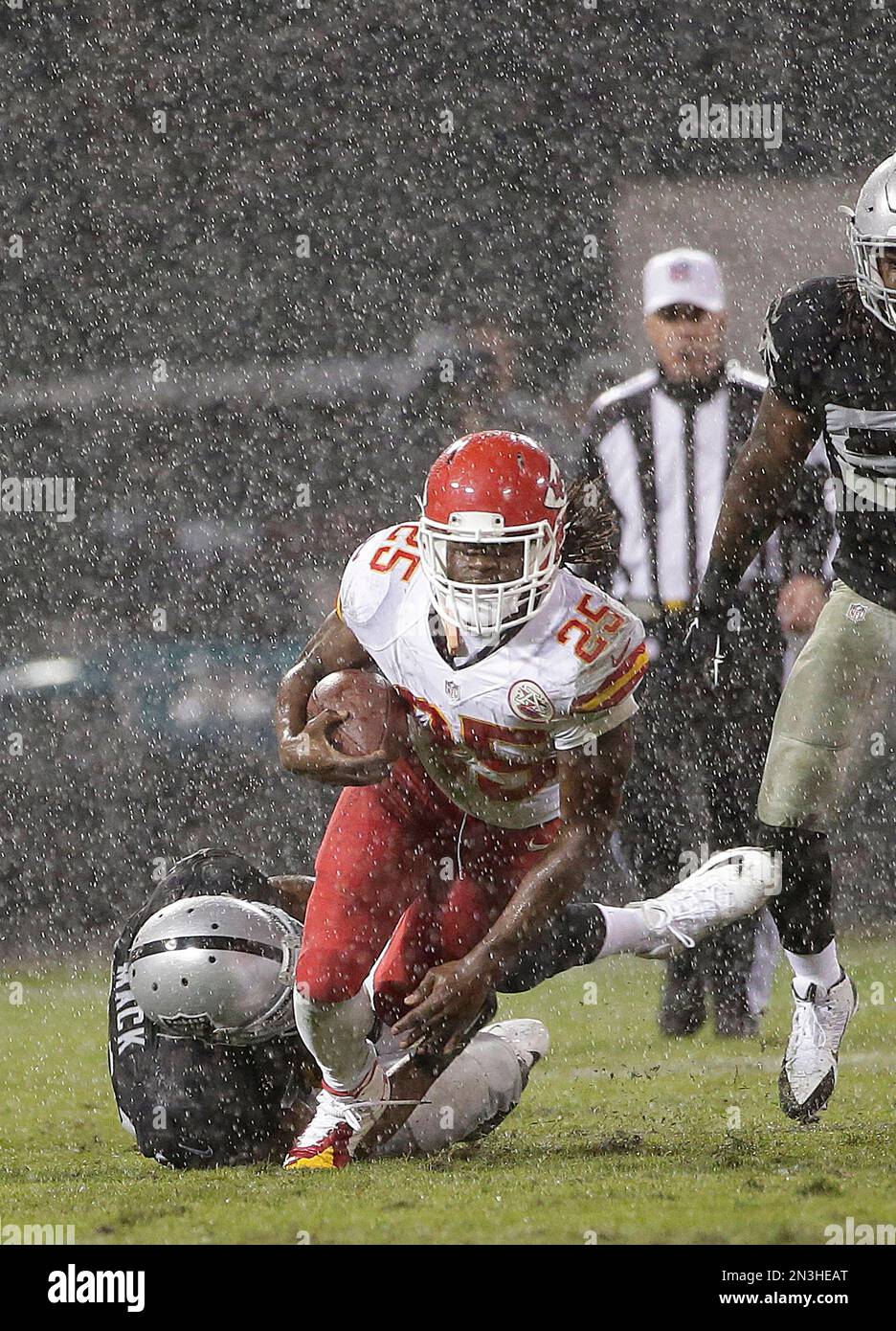 Kansas City Chiefs running back Jamaal Charles (25) runs past Oakland ...