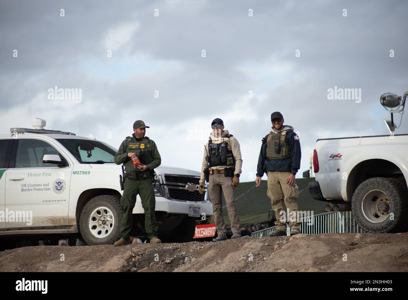 Juarez, Mexico, 11-15-2022: Border Patrol agents monitor the migrant ...