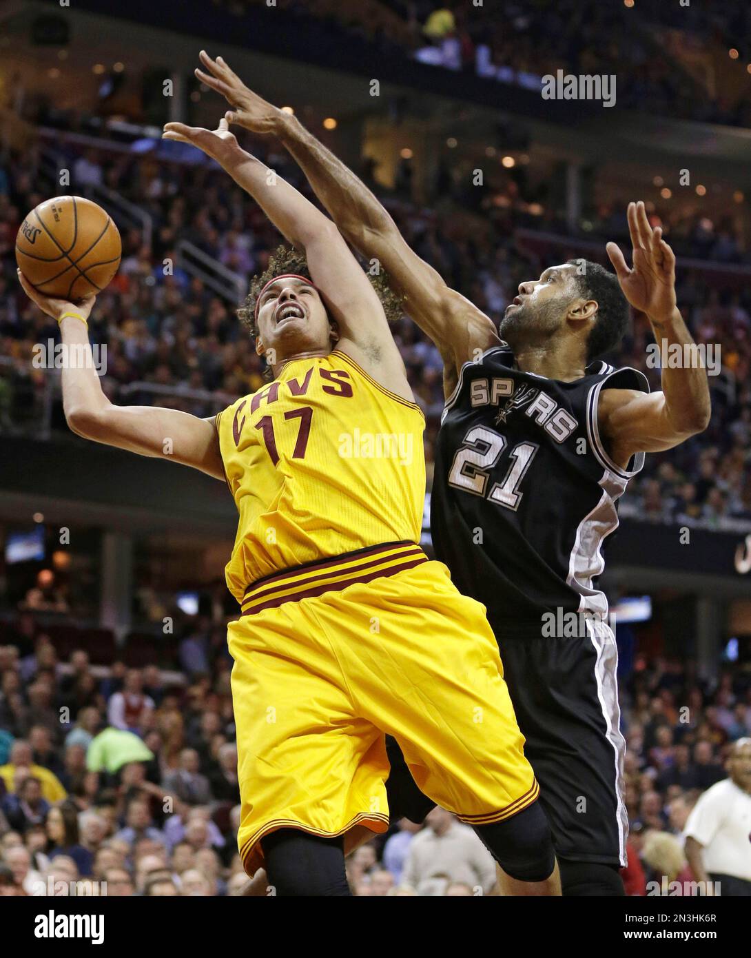 San Antonio Spurs' Tim Duncan (21) puts pressure on Cleveland Cavaliers ...