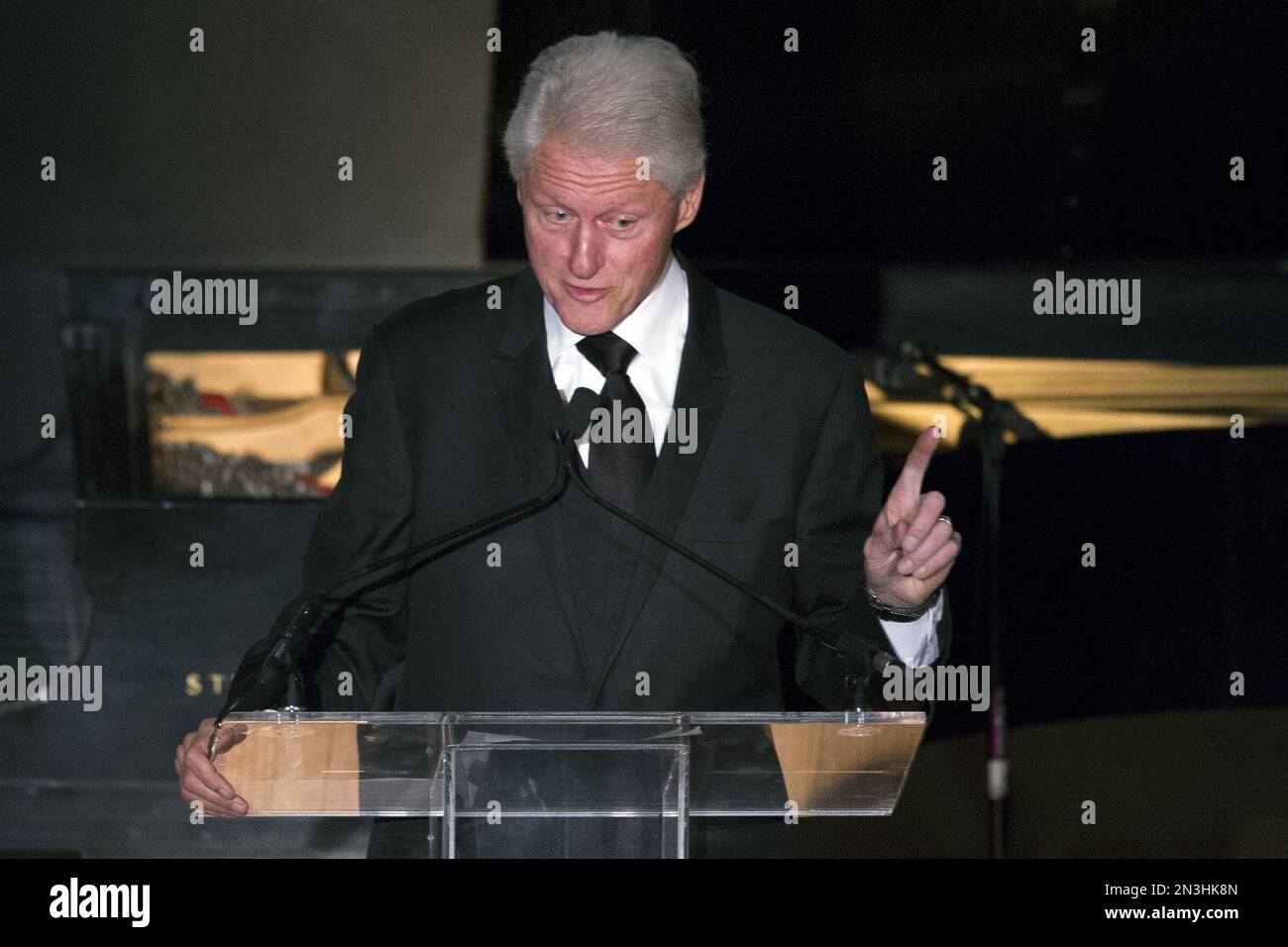 Former President Bill Clinton gives the keynote speech at the New ...