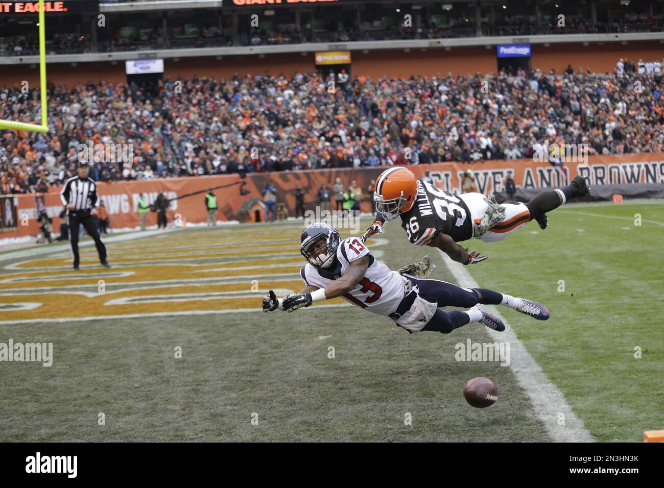Cleveland Browns defensive back K'Waun Williams (36) breaks up a pass ...