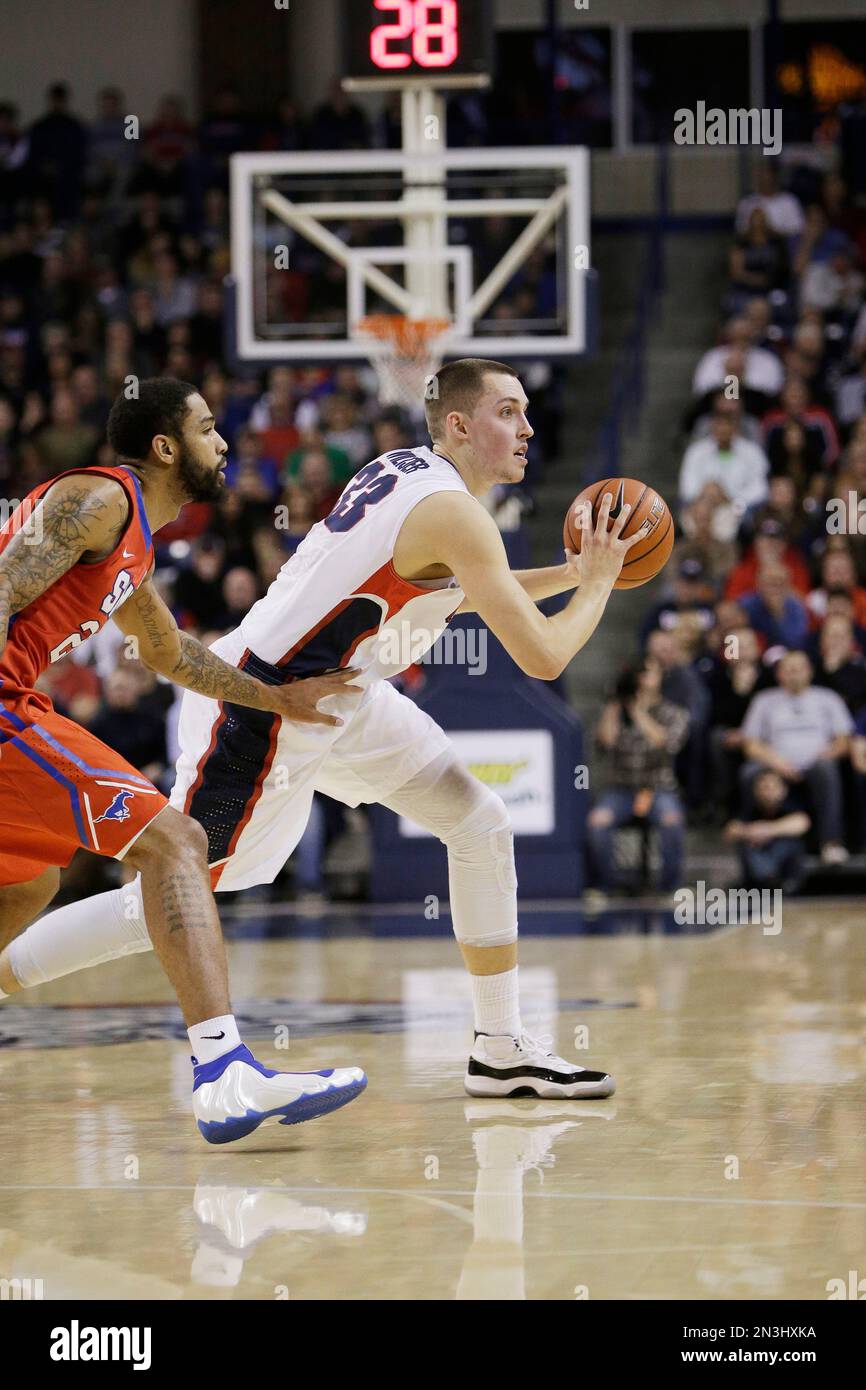 Gonzaga's Kyle Wiltjer (33) looks to pass to a teammate while being ...
