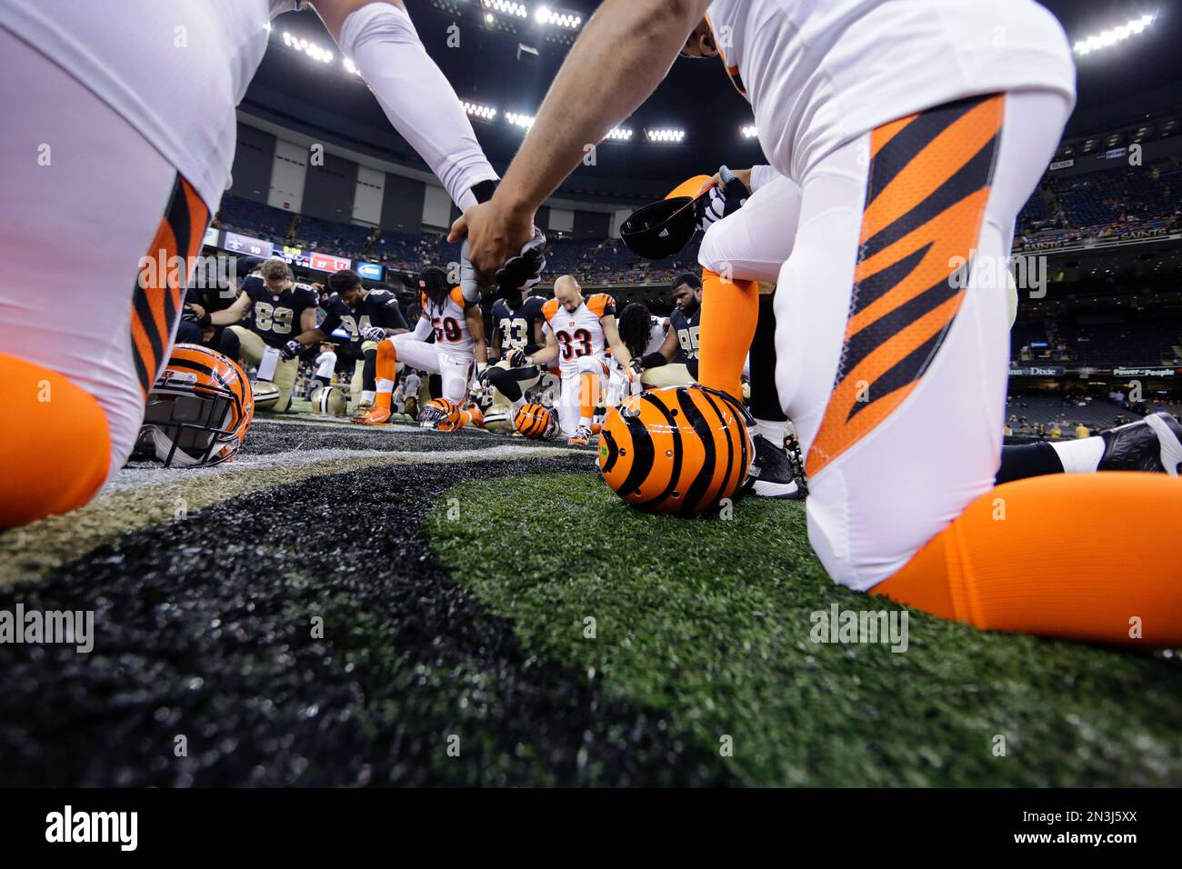 Cincinnati Bengals and New Orleans Saints players meet for a prayer ...