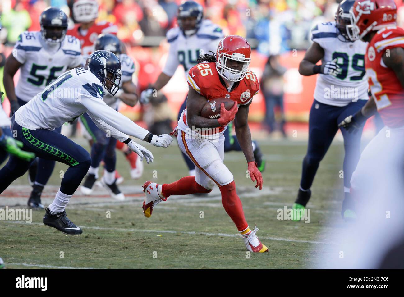 Kansas City Chiefs running back Jamaal Charles (25) runs with the ball ...