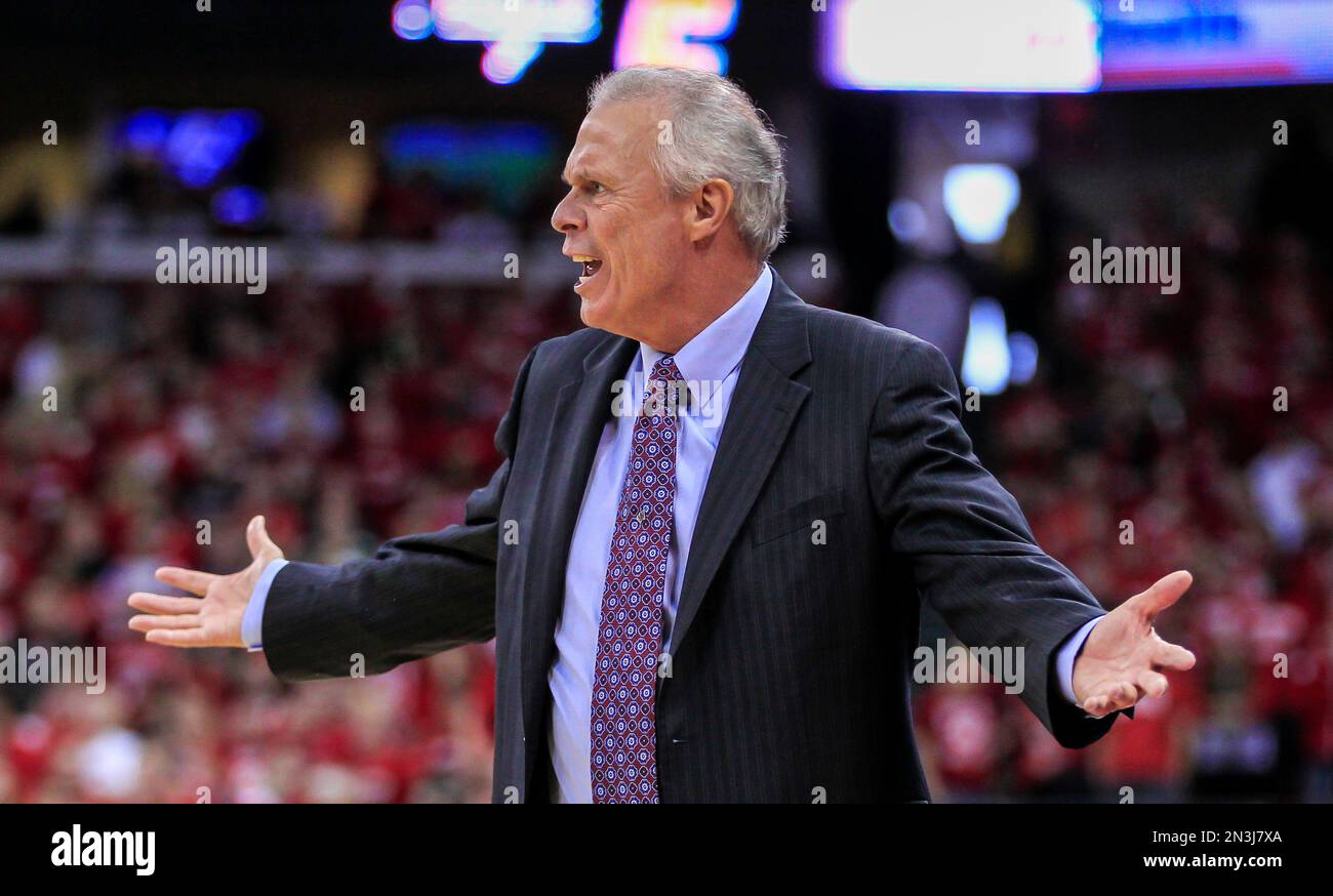 Wisconsin coach Bo Ryan argues a call during the first half of an NCAA ...