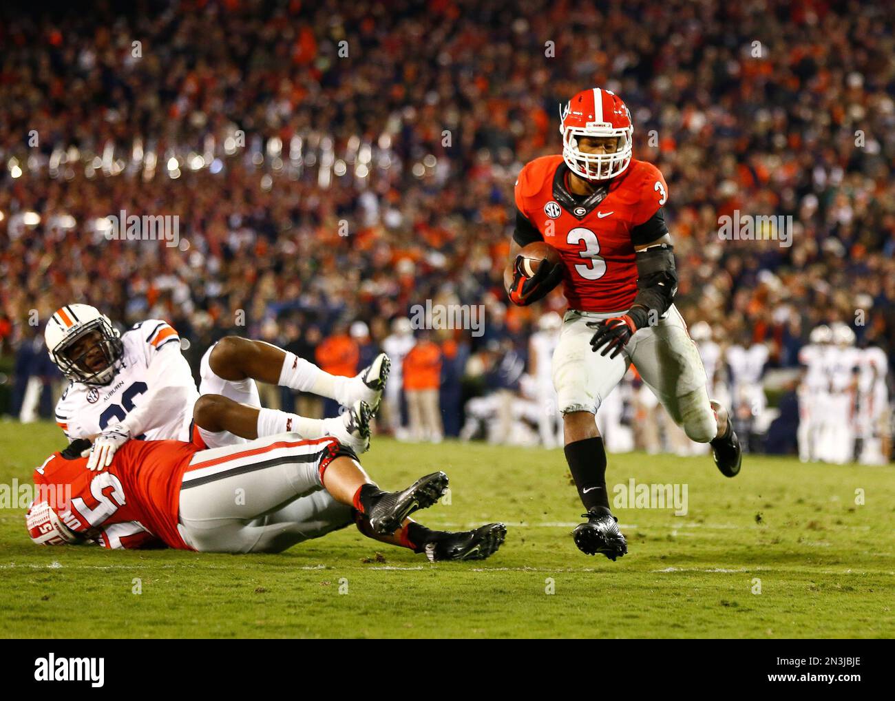 Georgia running back Todd Gurley (3) runs for a touchdown against ...