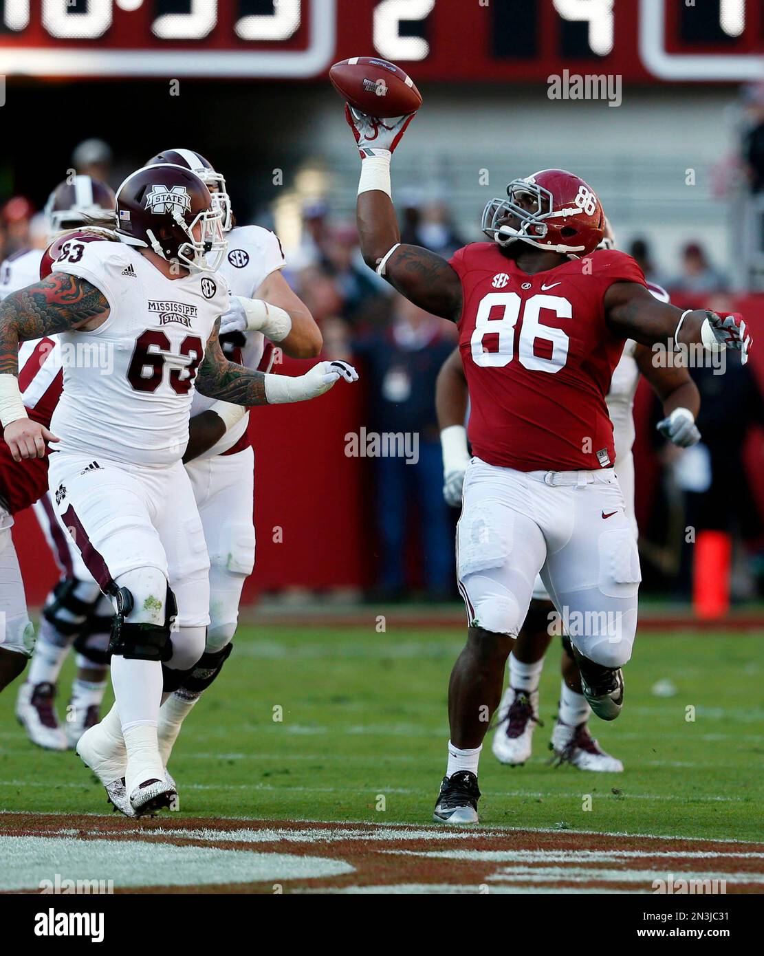 Alabama defensive lineman A’Shawn Robinson (86) tries to pull in an ...