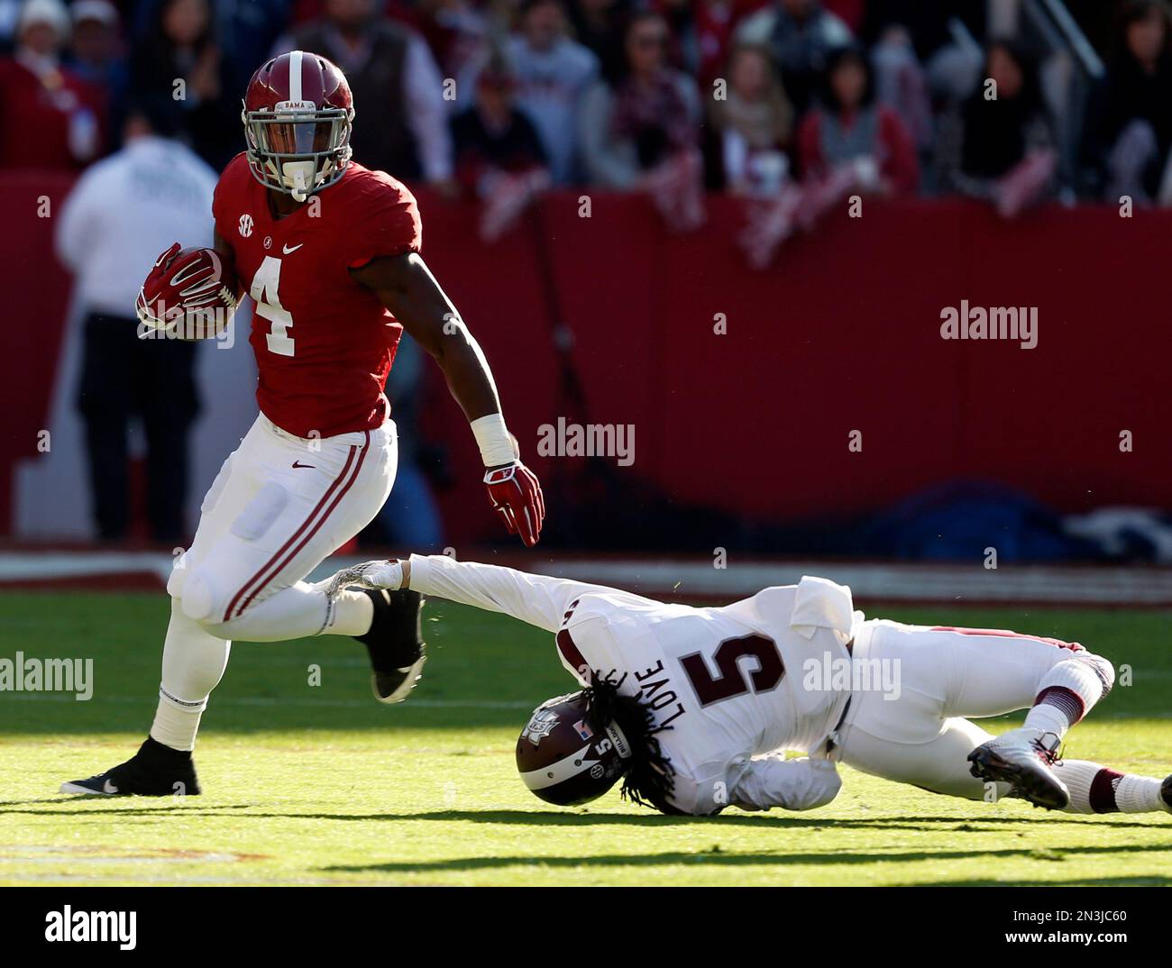 Alabama running back T.J. Yeldon (4) gets around Mississippi State ...