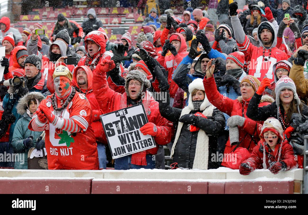 Ohio State fans cheer their team after Ohio State beat Minnesota 31-24 ...