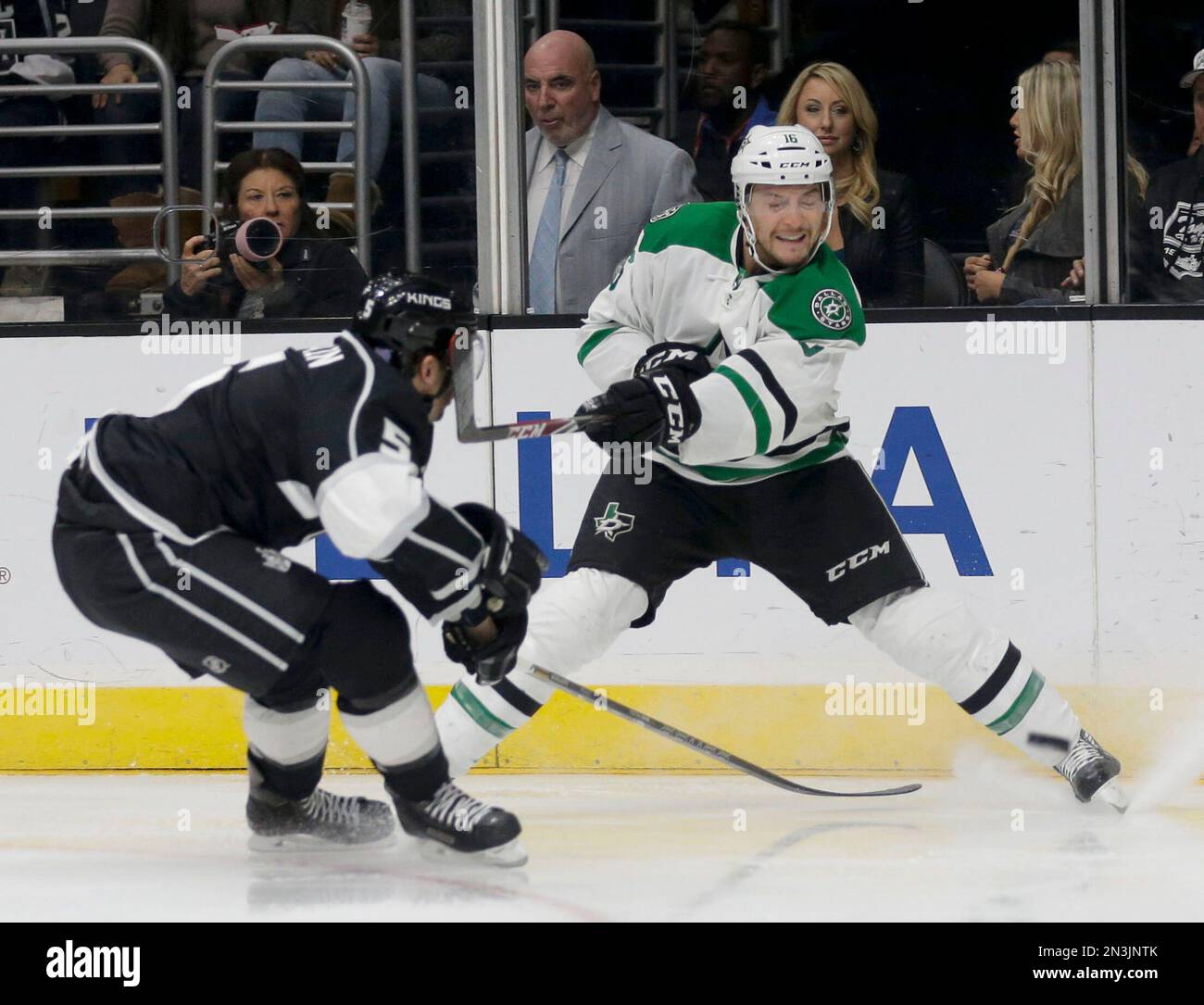 Dallas Stars left wing Ryan Garbutt, right, shoots past Los Angeles ...