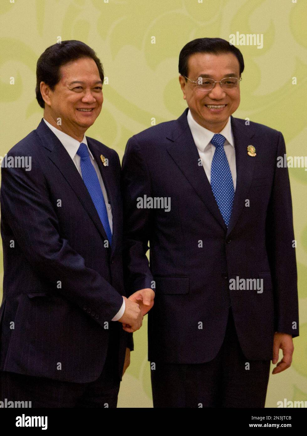 Chinese Prime Minister Li Keqiang, right, shakes hands with Vietnamese ...