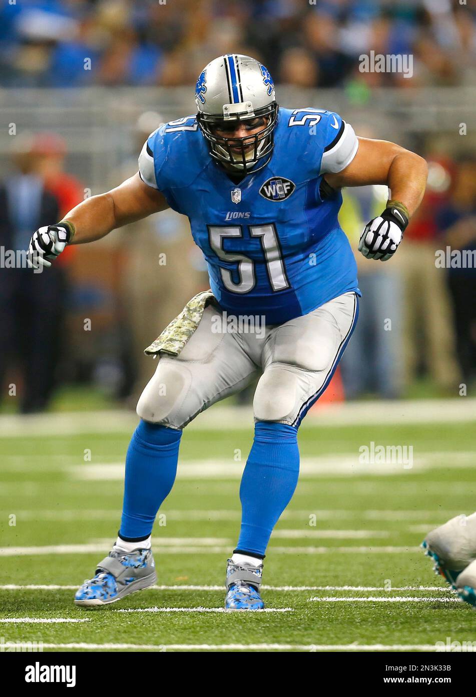 Detroit Lions center Dominic Raiola (51) sets to block against the ...