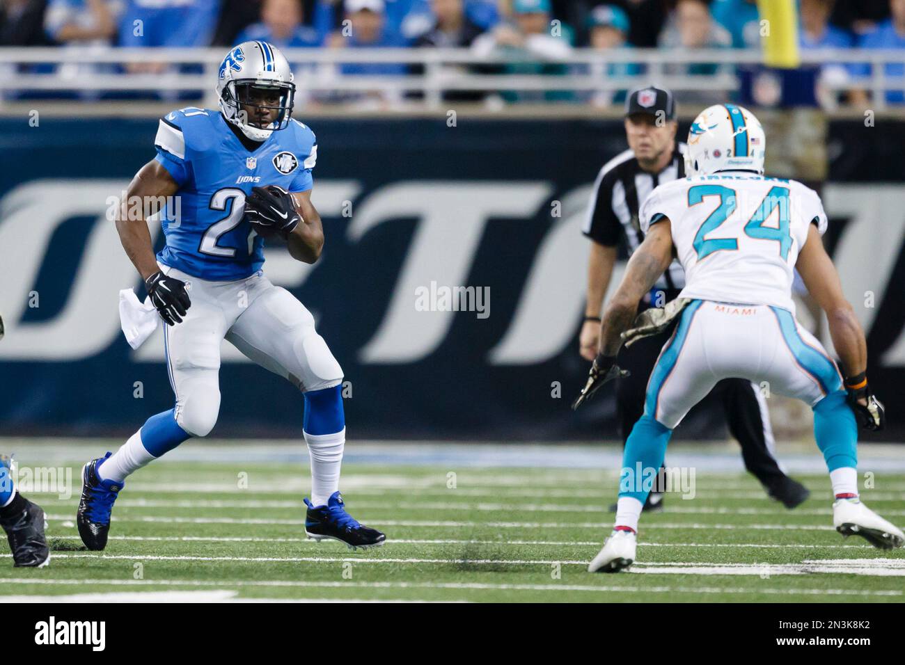 Detroit Lions running back Reggie Bush (21) rushes defended by Miami ...