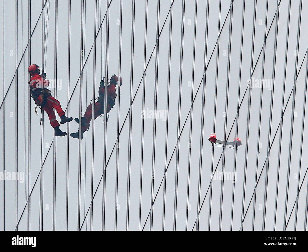A specialized rescue worker from the Frankfurt fire brigade ropes down ...
