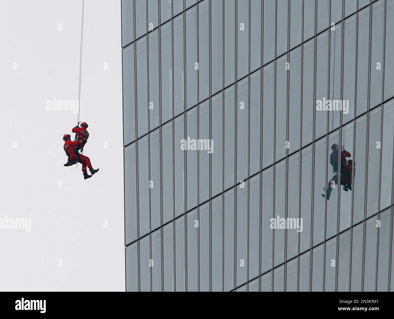 Specialized rescue workers from the Frankfurt fire brigade rope down ...