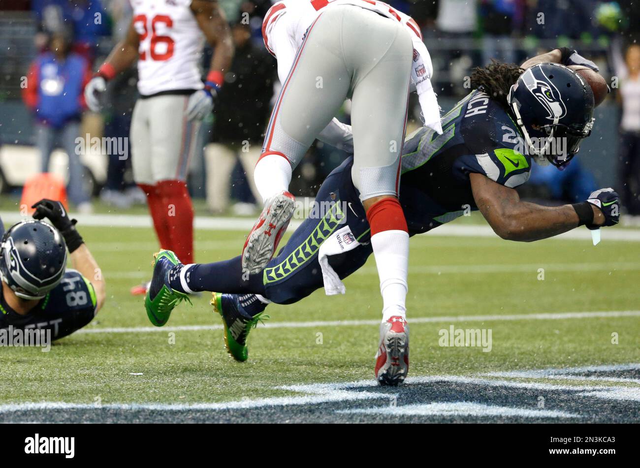 Seattle Seahawks running back Marshawn Lynch, right, dives for a ...