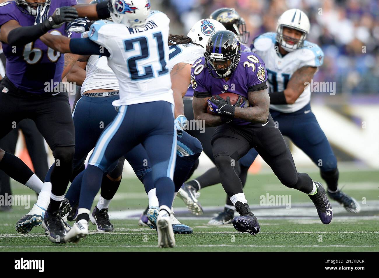 Baltimore Ravens running back Bernard Pierce (30) carries the ball ...