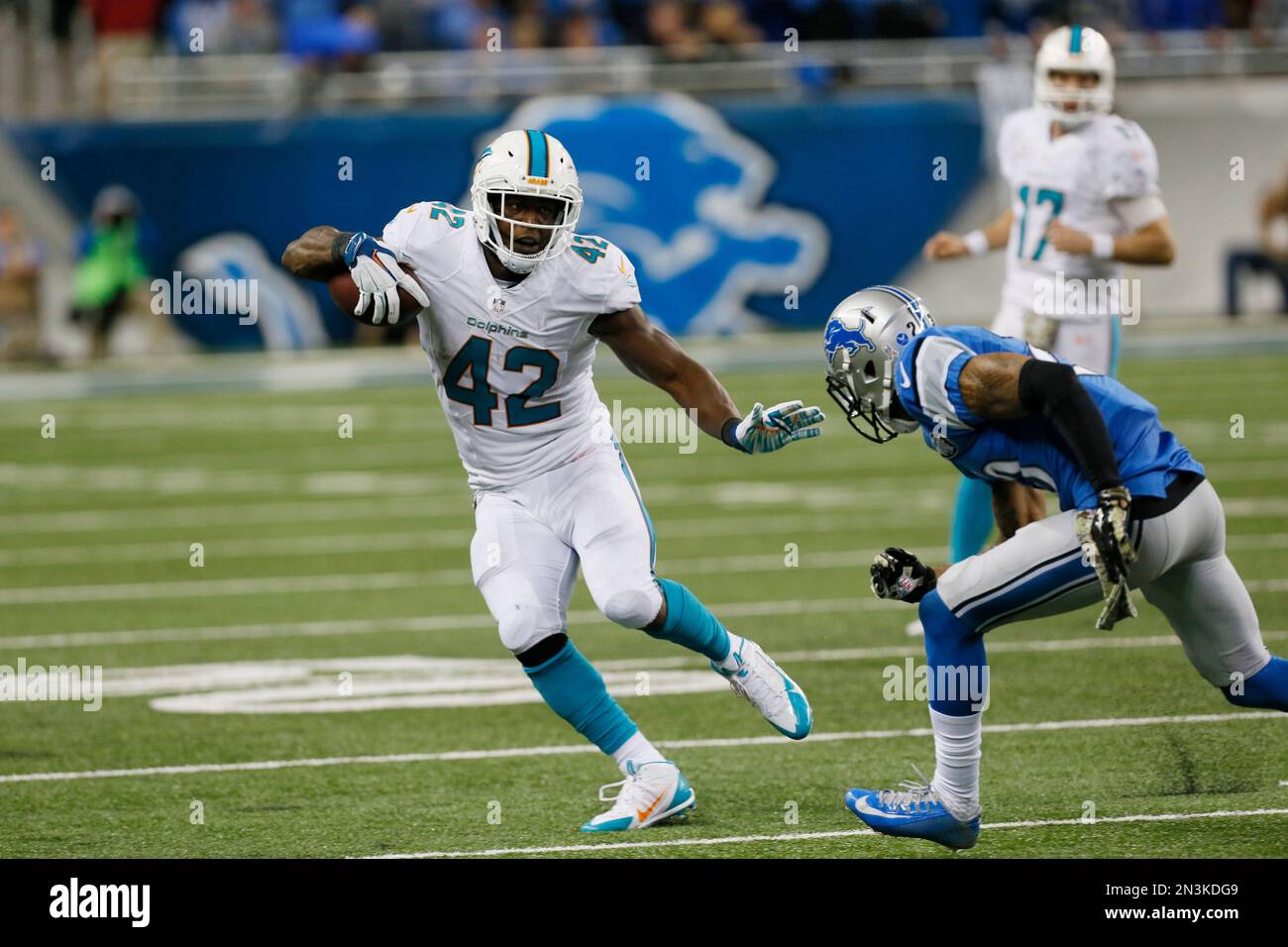 Detroit Lions outside linebacker DeAndre Levy (54) chases Miami ...