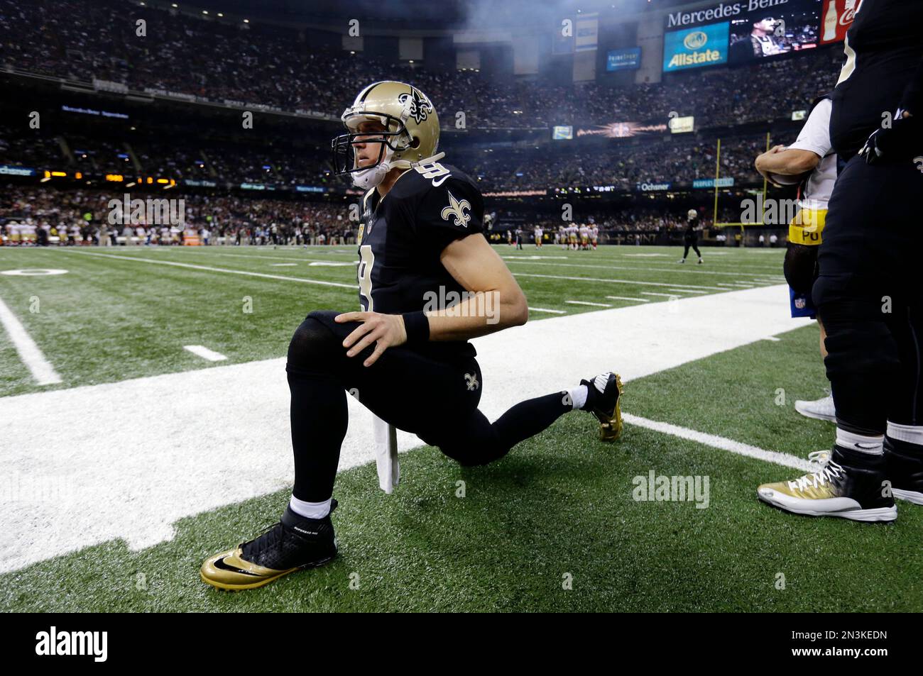 New Orleans Saints quarterback Drew Brees (9) stretches before kickoff ...