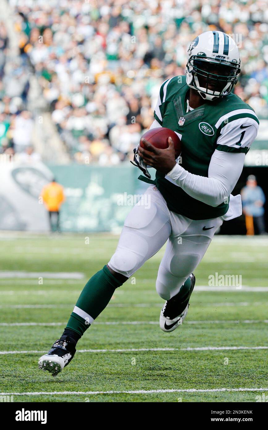 New York Jets quarterback Michael Vick (1) rushes during the first half ...