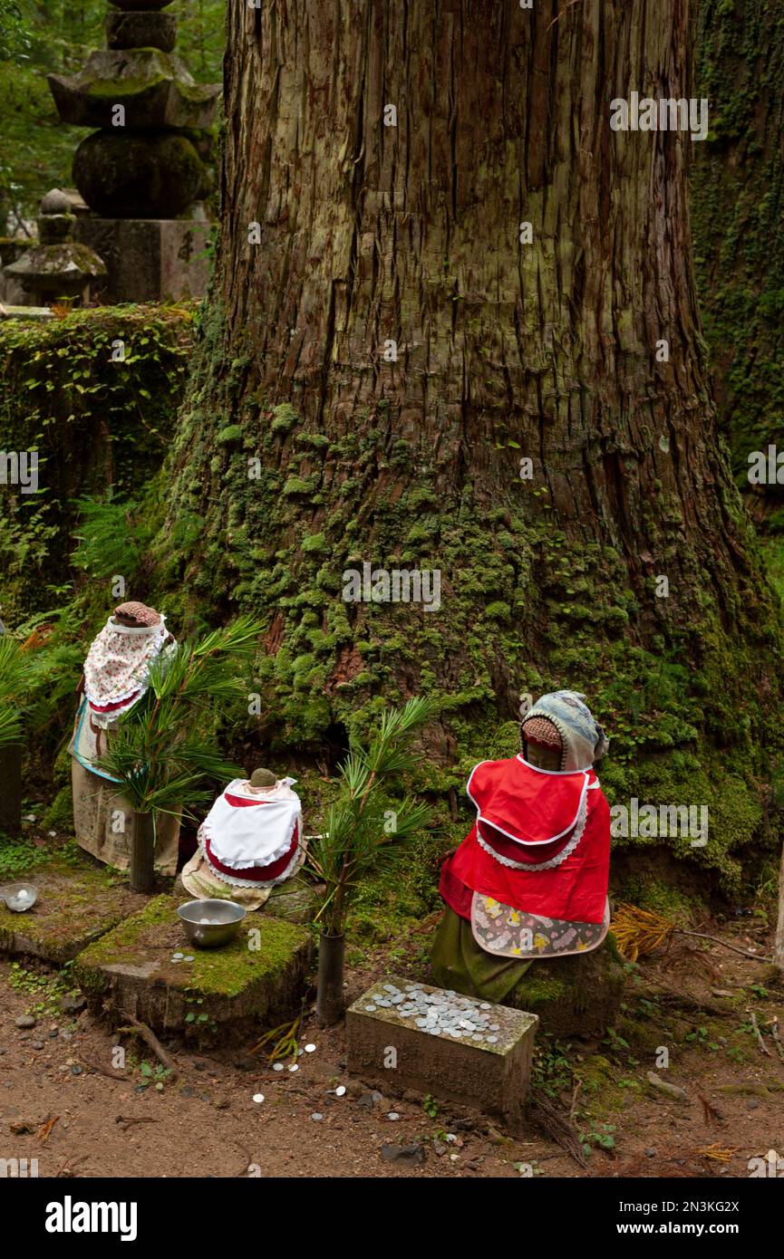 Stone statues at the Okunoin Cemetery, Koyasan, Japan Stock Photo - Alamy