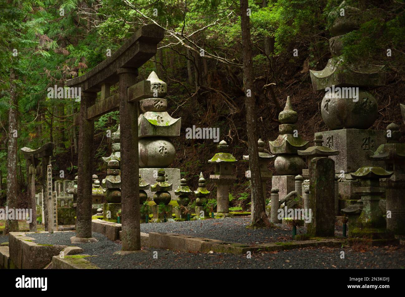 Mt koya cemetery hi-res stock photography and images - Alamy