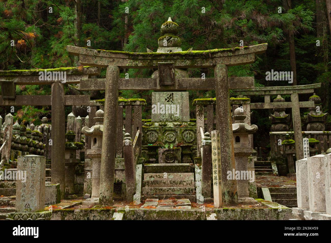 Mt koya cemetery hi-res stock photography and images - Alamy