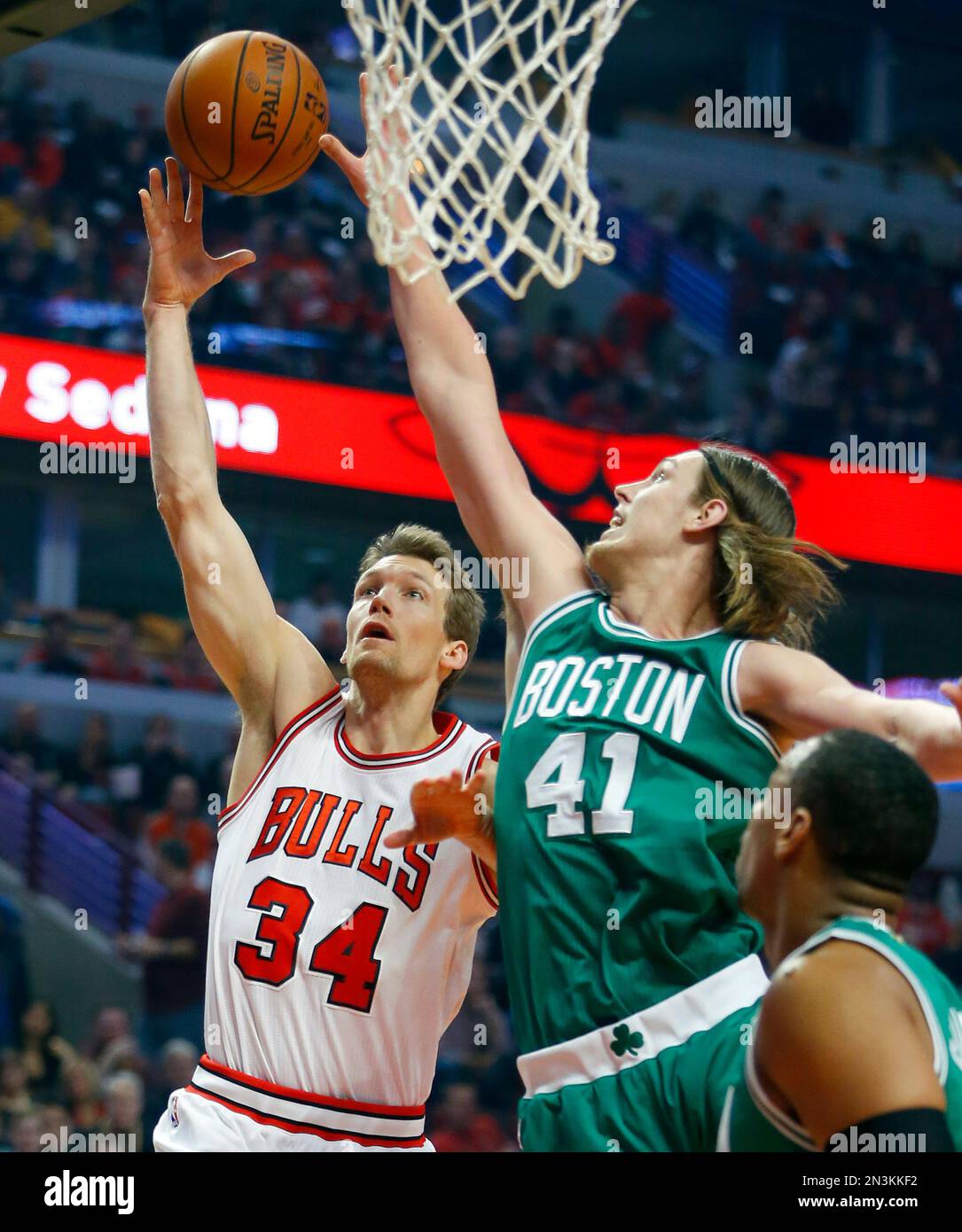 Chicago Bulls forward Mike Dunleavy (34) shoots next to Boston Celtics ...
