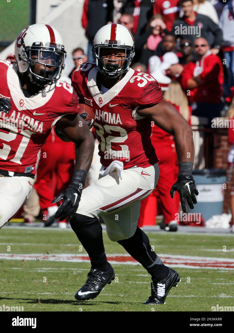 Oklahoma running back Samaje Perine (32) carries during an NCAA college football game between ...