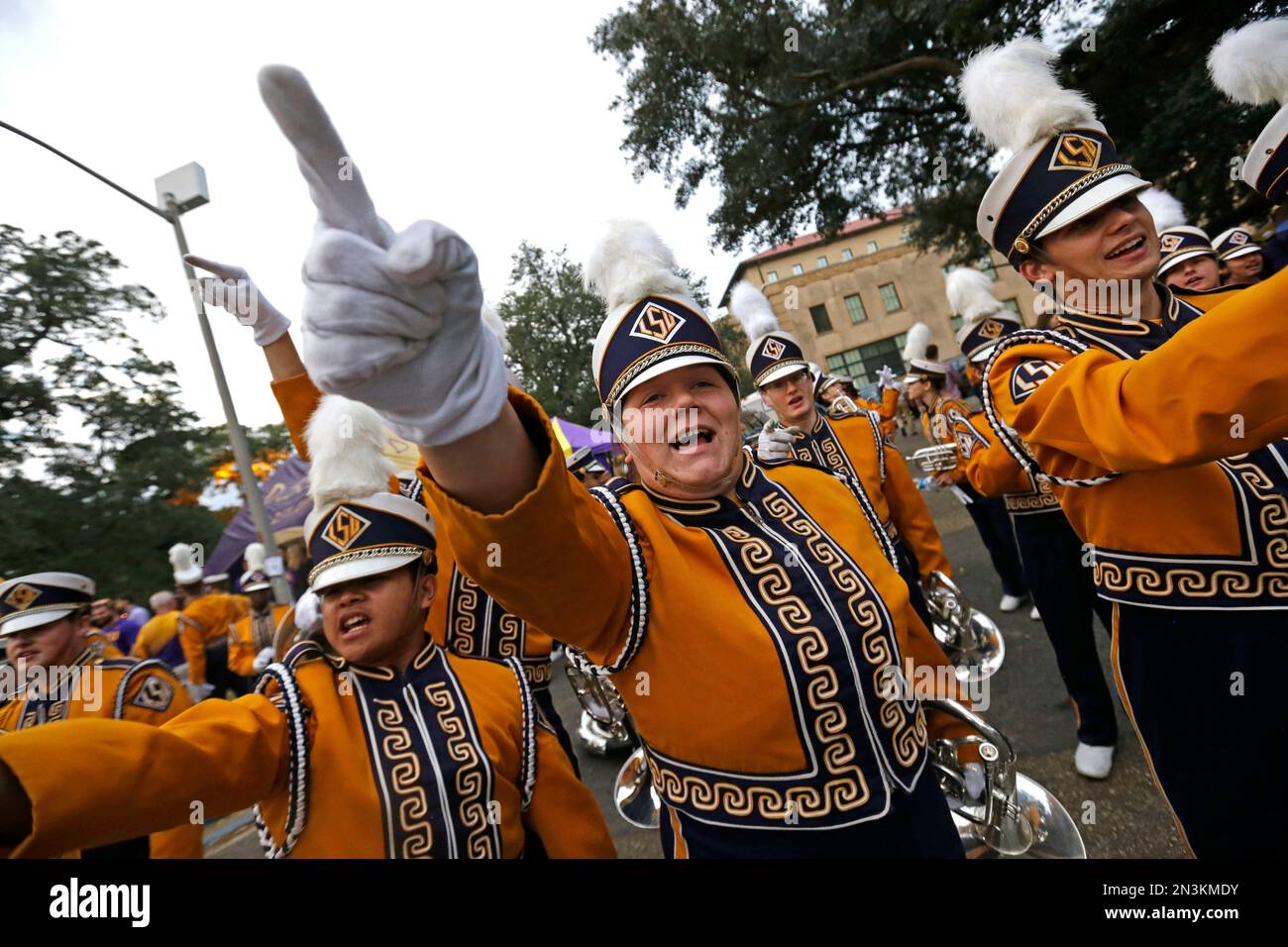 LSU marching band chant the "tiger bait!" cheer to passing Alabama fans ...