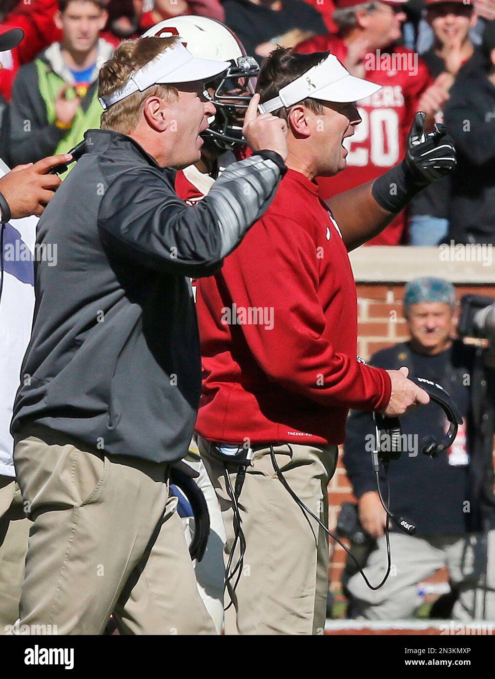 Oklahoma head coach Bob Stoops, right, and defensive coordinator Mike ...