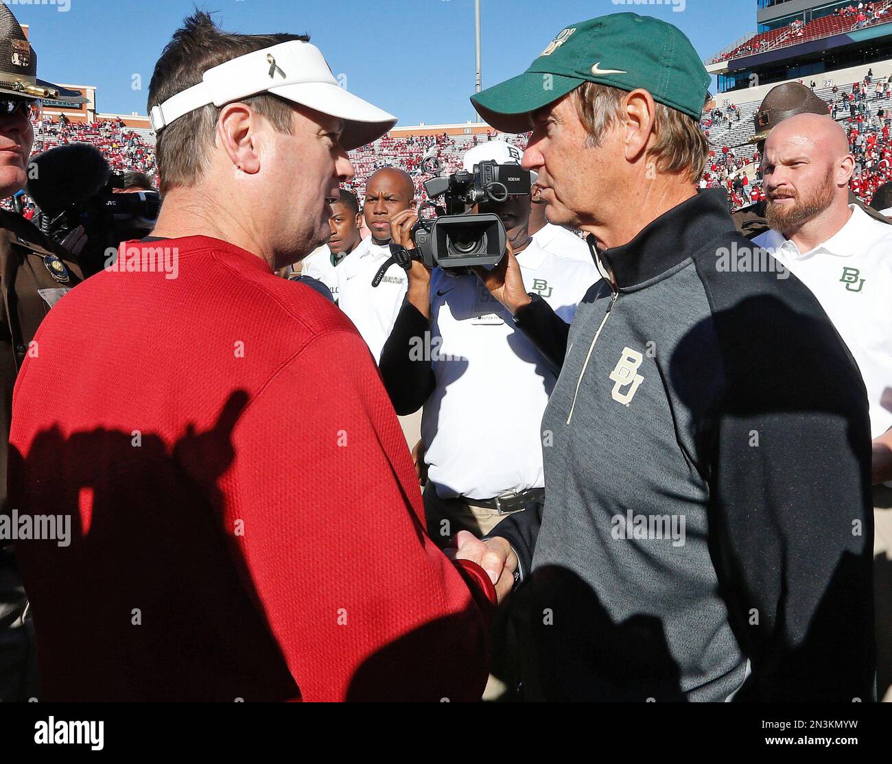 Oklahoma head coach Bob Stoops, left, and Baylor head coach Art Briles ...