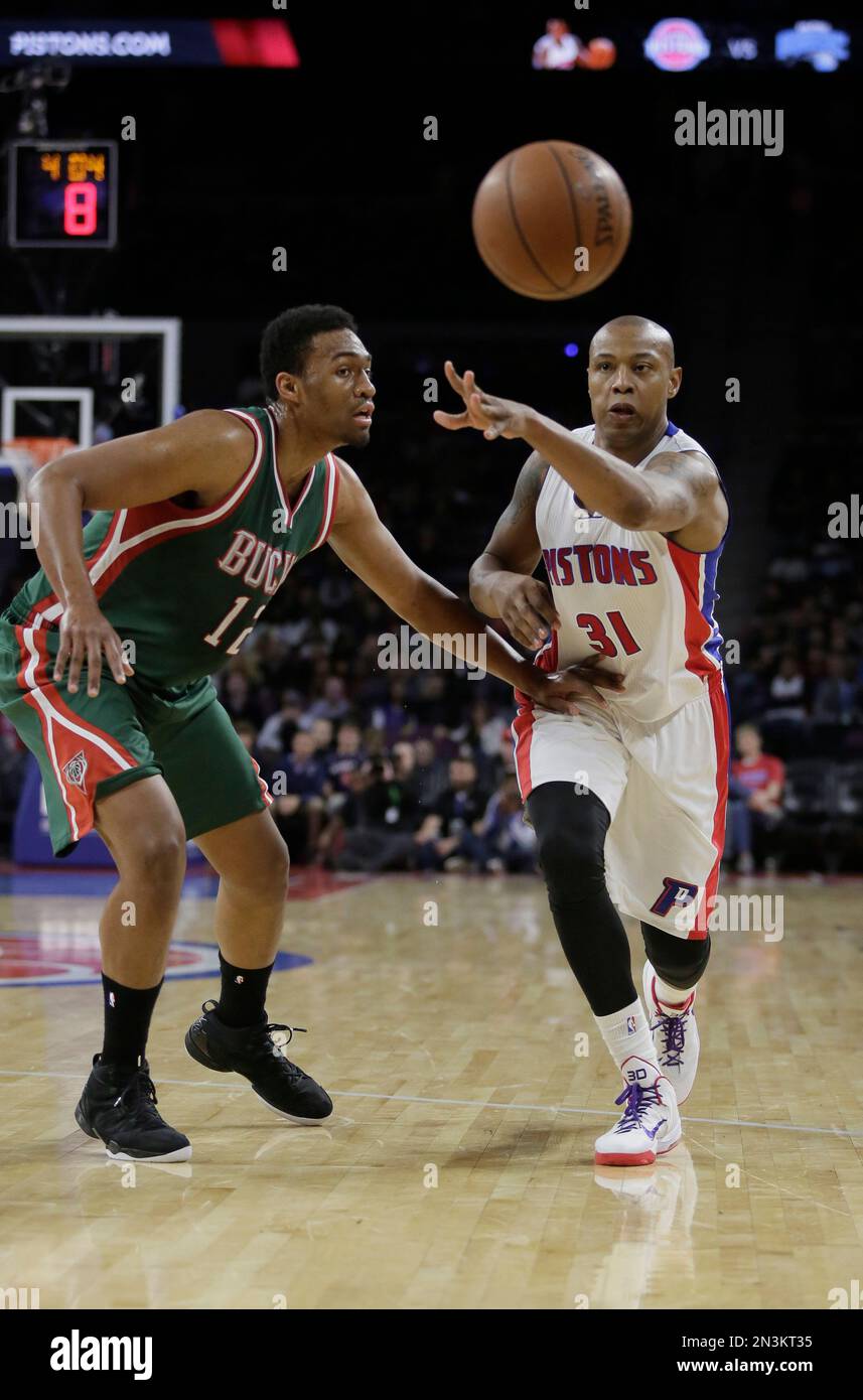 Detroit Pistons' Caron Butler (31) pass the ball against Milwaukee ...