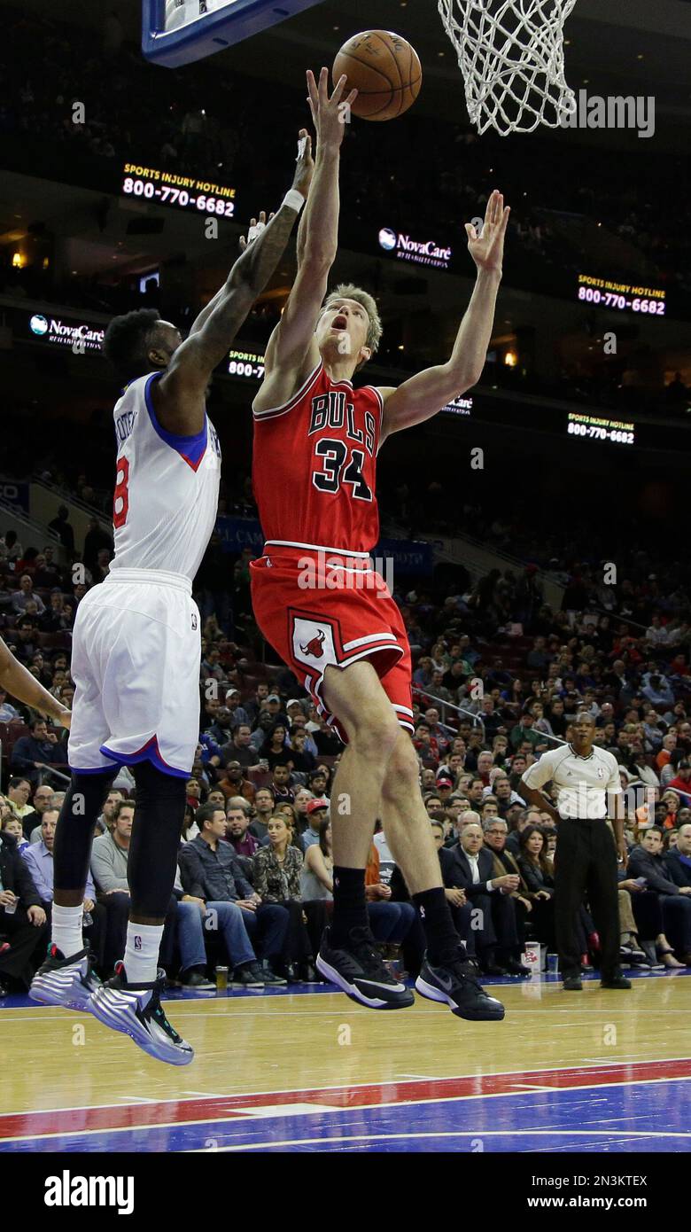 Chicago Bulls' Mike Dunleavy (34) goes up to shoot against Philadelphia ...