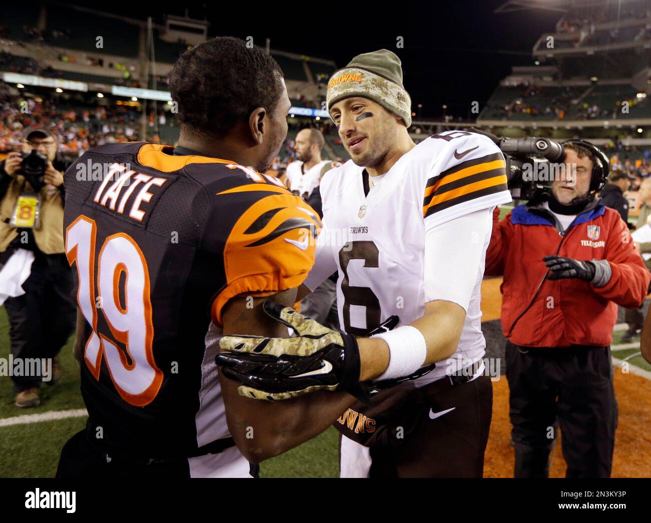 Cleveland Browns quarterback Brian Hoyer (6) talks with Cincinnati ...