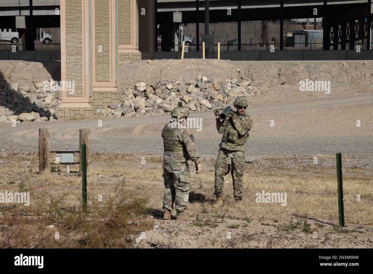 Juarez, Mexico, 12-21-2022: Texan National Guard places wire and barbed ...