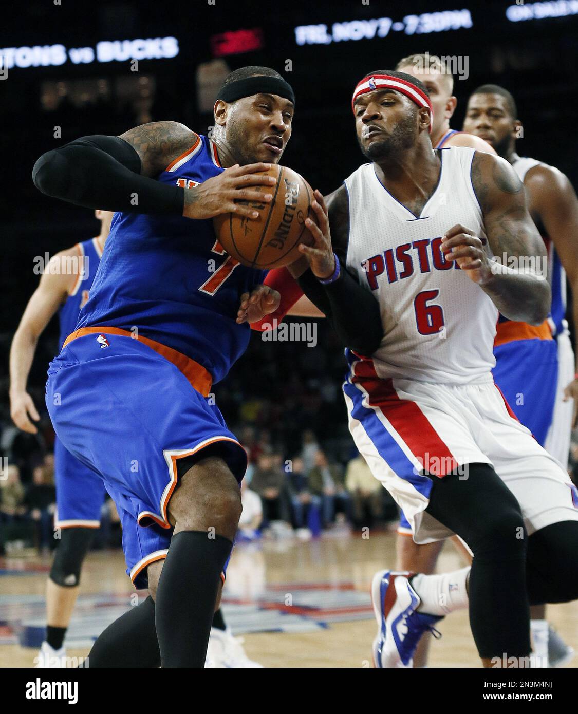 New York Knicks forward Carmelo Anthony (7) drives on Detroit Pistons ...