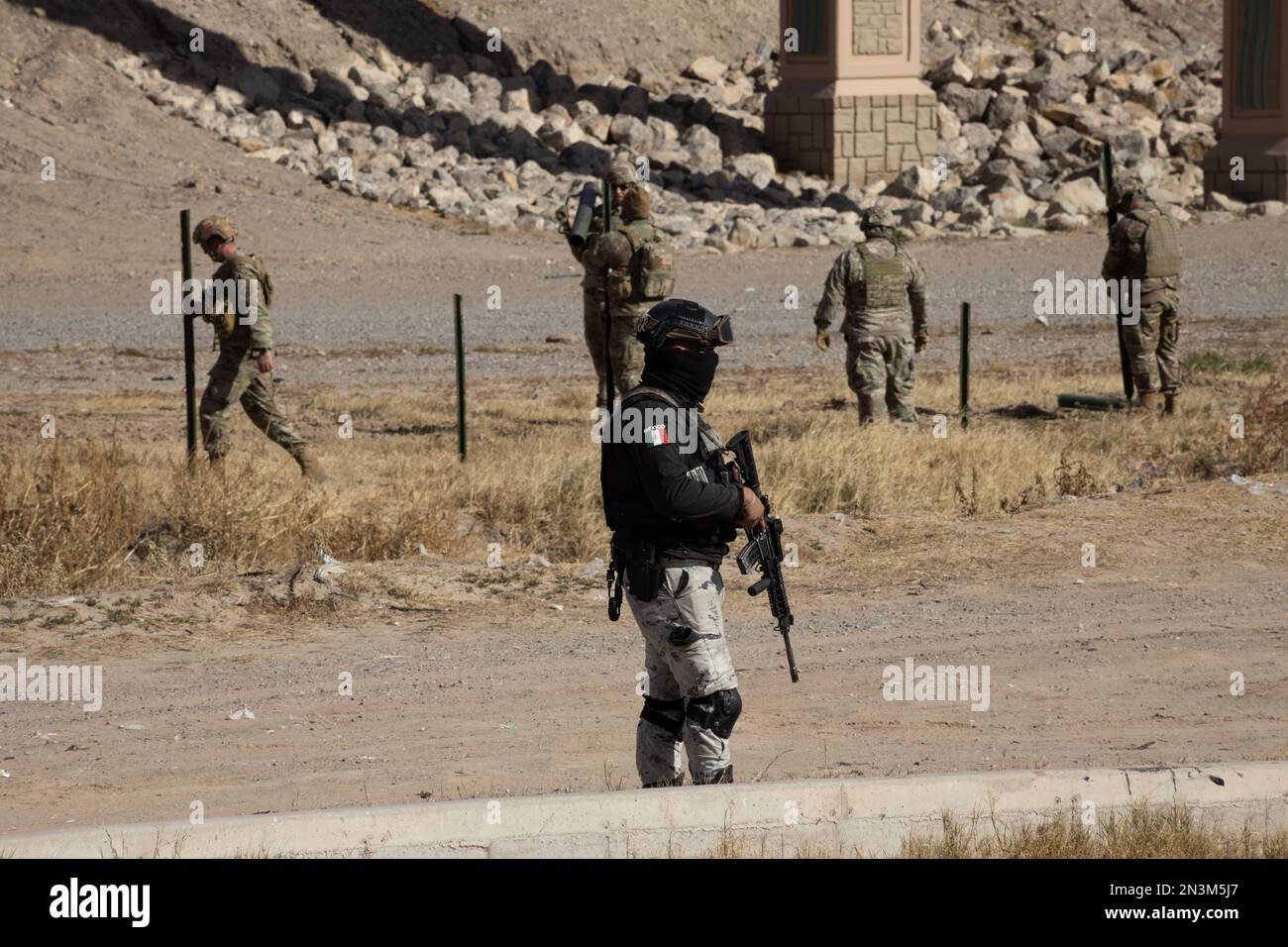 Juarez, Mexico, 12-21-2022: Texan National Guard places wire and barbed ...
