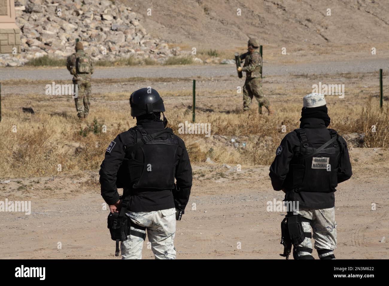 Juarez, Mexico, 12-21-2022: Texan National Guard places wire and barbed ...