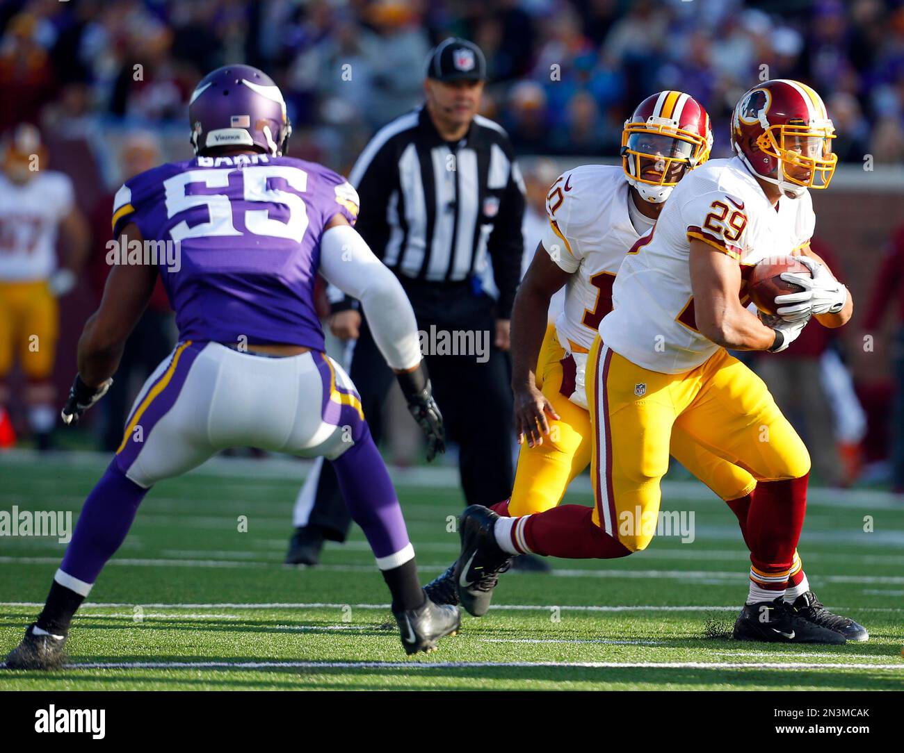 Washington Redskins running back Roy Helu (29) takes the handoff from ...