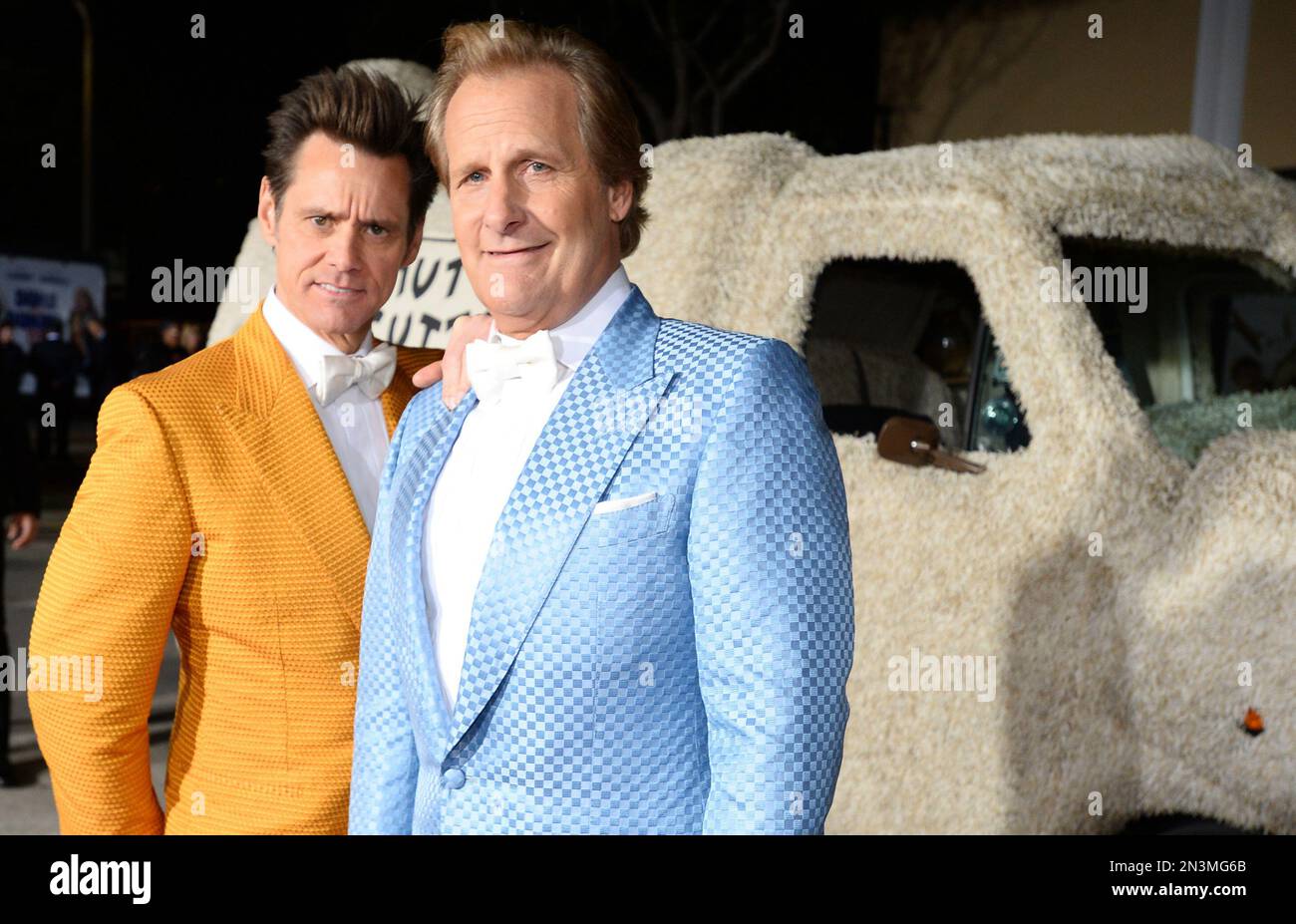 Jim Carrey, left, and Jeff Daniels arrive at the premiere of "Dumb and ...
