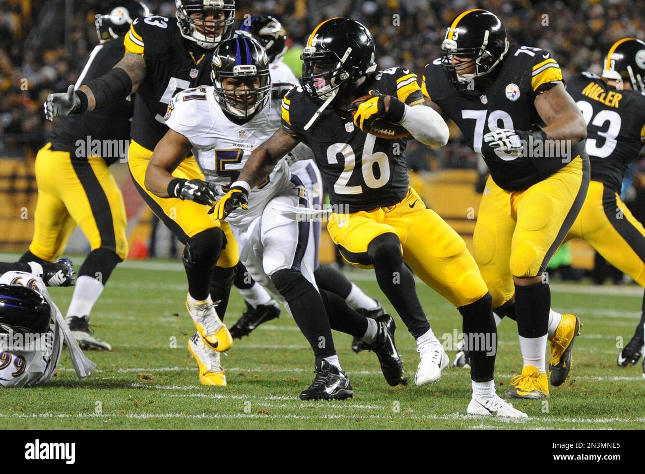 Pittsburgh Steelers running back Le'Veon Bell (26) tries to spin away ...