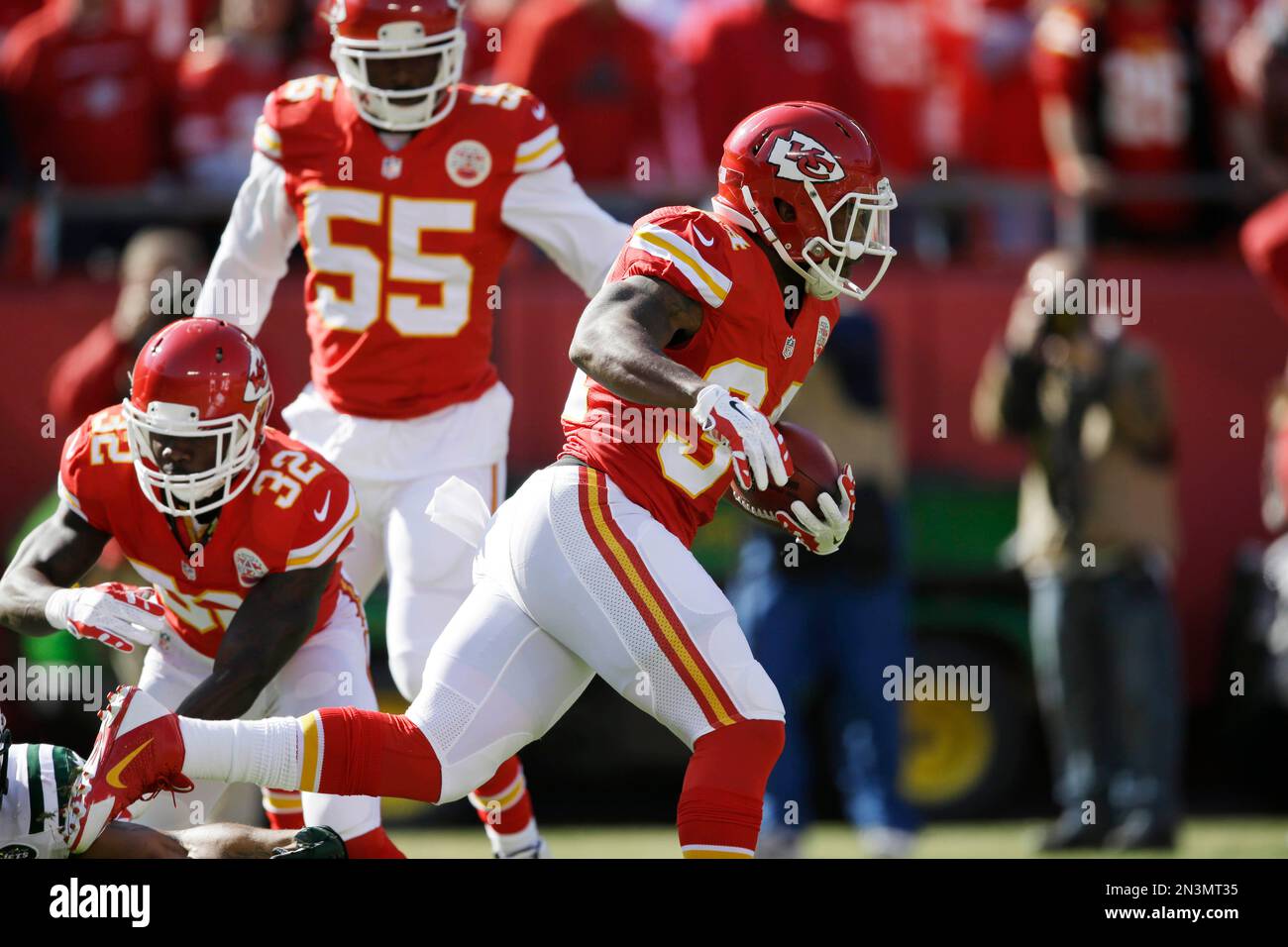 Kansas City Chiefs running back Knile Davis (34) carries the ball in ...