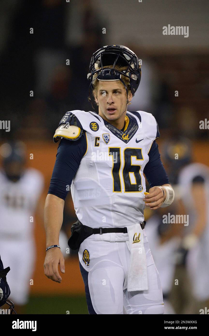 California quarterback Jared Goff (16) warms up before an NCAA college ...