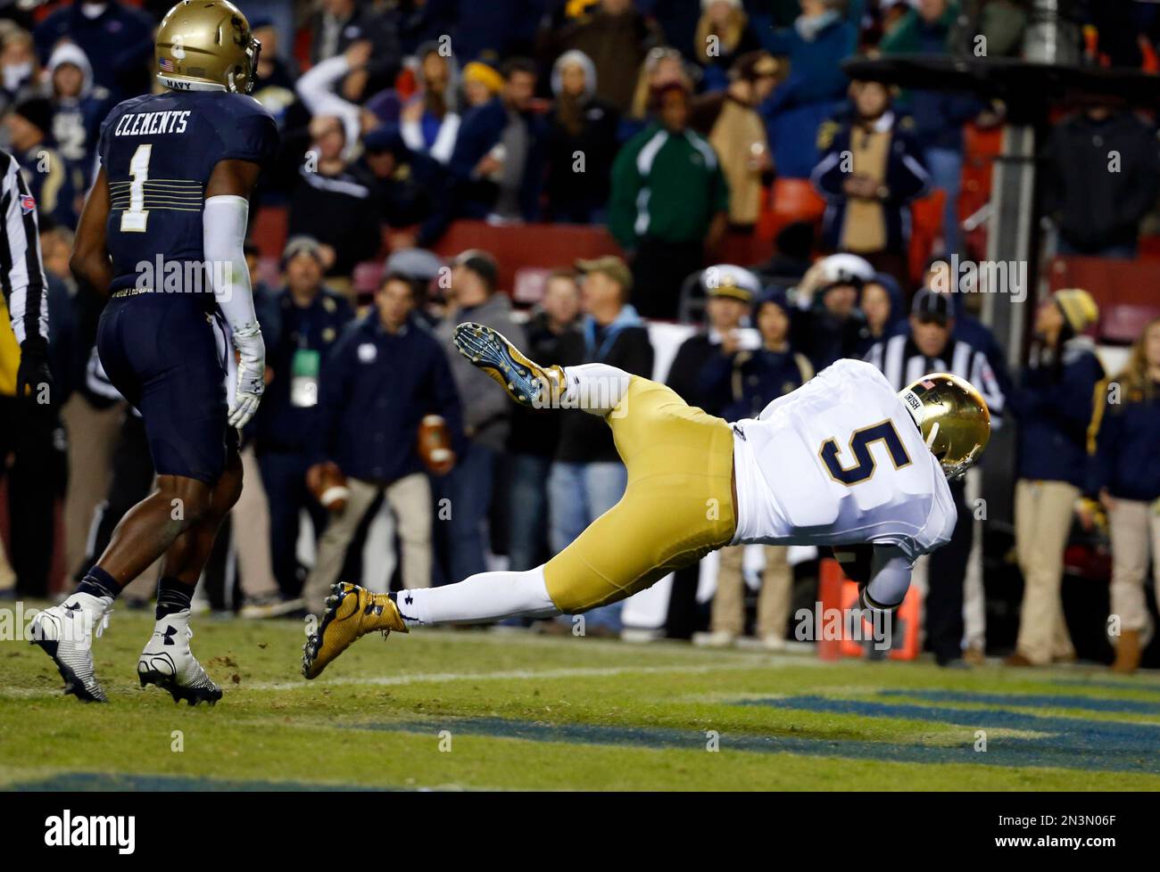 Notre Dame quarterback Everett Golson (5) dives for a touchdown past ...