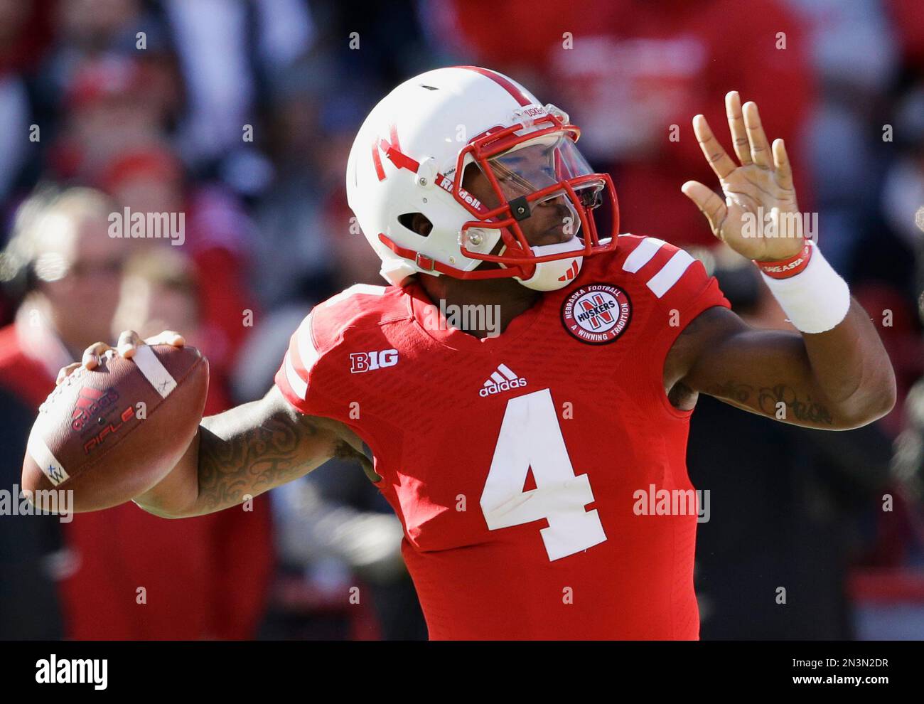 Nebraska quarterback Tommy Armstrong Jr. (4) throws in the first half ...
